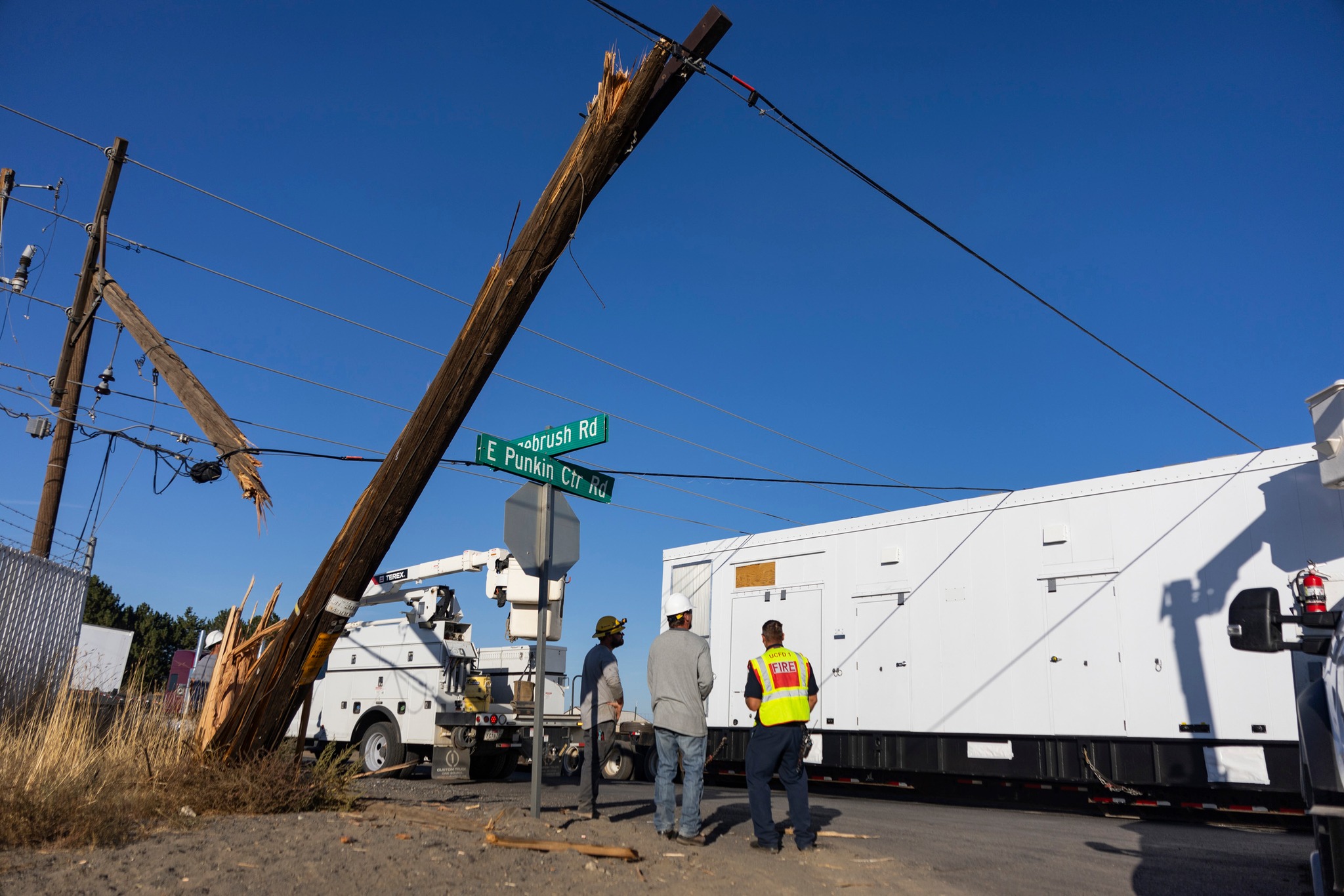 Trailer snags power line, snaps pole in Hermiston | Hermiston Herald